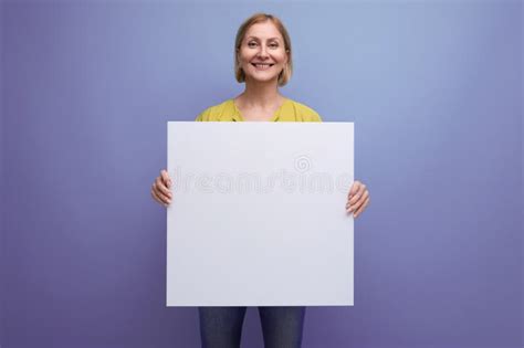 Mujer Alegre Y Madura Rubia Sosteniendo Un Afiche De Papel Con Motaza