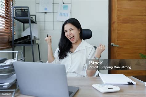 직장에서 컴퓨터와 재정 예산 문서를 사용하여 사업을 성공적으로 투자 한 행복한 미소 짓는 얼굴을 보여주는 여성 사업주의 초상화