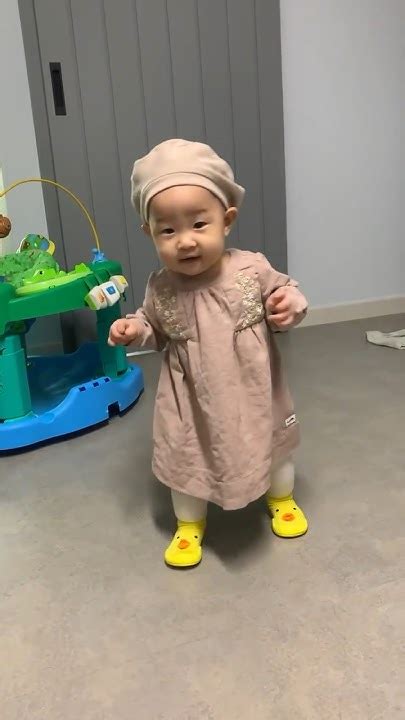 선물받은 오리신발 신고 아장아장 걸어보는 아기 🐤🐤 10개월아기 Shorts Youtube