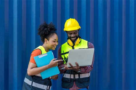 컨테이너화물 현장에서 전문적인 이명사 작업으로 컨테이너에서 물품을 확인합니다 작업자는 검사 및 검사를 위해 컨테이너를 열고 있습니다 25 29세에 대한 스톡 사진 및 기타