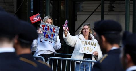 美 ‘참전용사의 날엔 뉴욕 한복판서 퍼레이드 평소에도 ‘제복을 입은 사람 특별 대우
