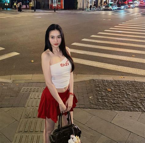 Confidently Show Off Your Springtime Personality With A Short Skirt