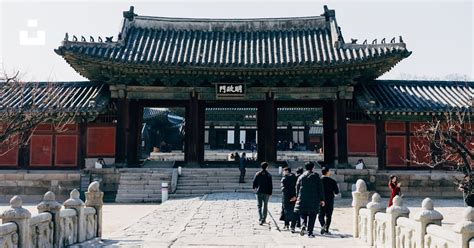 낮에 녹색과 갈색 건물 근처의 회색 콘크리트 통로를 걷는 사람들 사진 Unsplash의 무료 대한민국 이미지