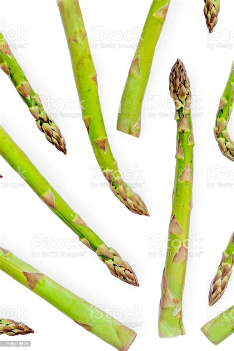 아스파라거스 패턴 흰색 배경에 격리 된 신선한 아스파라거스로 만든 창조적 인 레이아웃 맨 위 보기 아스파라거스에 대한 스톡 사진 및 기타 이미지 Istock
