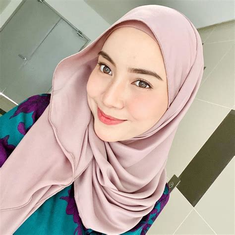 awek melayu tudung merah - Tim Ogden