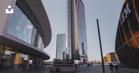 흰색과 파란색 유리 건물 사진 Unsplash의 무료 피아자 개 아울렌티 이미지