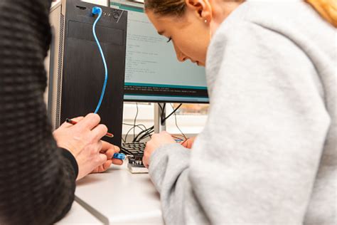 스템 교육 수업에서 Diy 로봇으로 십대 학생을 돕는 교사 방과 후 컴퓨터 코딩 수업 건물 및 로봇 차량 프로그래밍 학습의 학생