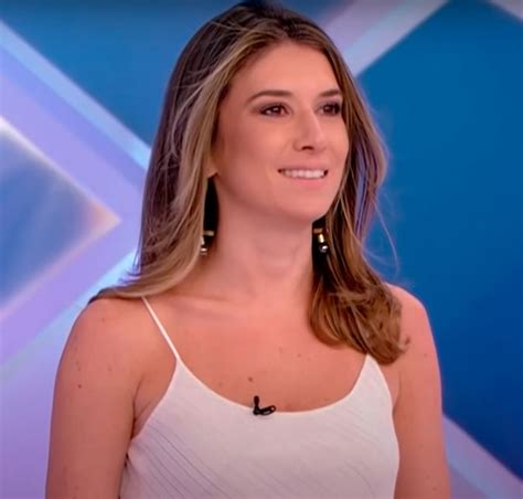 Rebeca Abravanel mostra barriga de grávida nas redes sociais pela