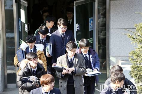 포토 건전한 졸업식 문화경찰 단속 아래 Graduation Infographic ⓒ 비주얼다이브 무단 복사·전재
