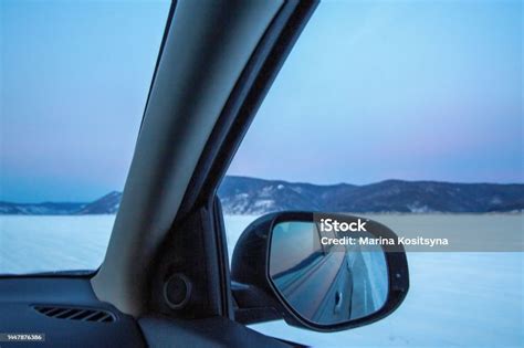 겨울 여행 자동차의 사이드 미러는 일몰의 겨울 풍경을 반영합니다 0명에 대한 스톡 사진 및 기타 이미지 0명 강 겨울