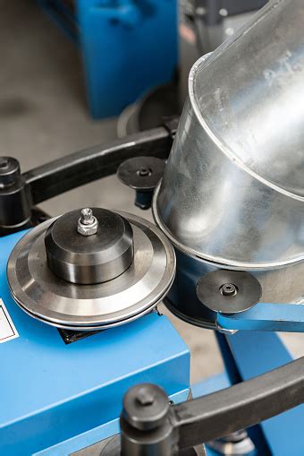 생산 롤링 도구 전기 기계 환기 및 배수 구에 대 한 생산 판금 용 공구 및 벤딩 장비 매장 내 제조 또는 시연 스탠드 건설 기계류에 대한 스톡 사진 및 기타 이미지