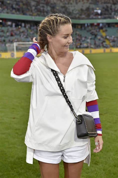 Małgorzata Rozenek Majdan odpowadza dzieci w pierwszy dzień szkoły Kozaczek