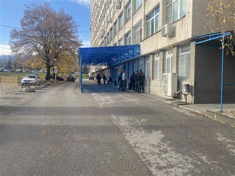 След катастрофата с полицейски бус Каналджията и трима бежанци са