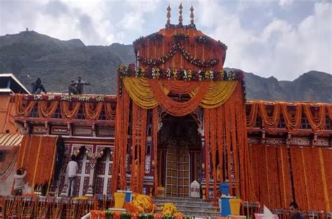 इस वर्ष 25 अप्रैल से शुरू होने वाली चार धाम यात्रा के लिए अब तक दो लाख