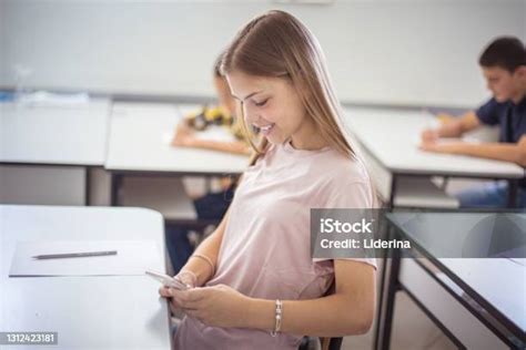 수업에 전화를 사용하여 학교 소녀 교실에 대한 스톡 사진 및 기타 이미지 교실 교육 스마트폰 Istock