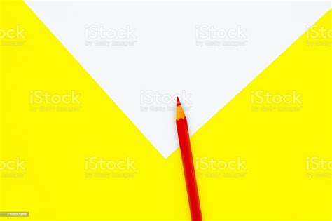 밝은 빈 노란색과 흰색 종이 배경 위에 배치 붉은 색 나무 연필 크레용 가리키기에 대한 스톡 사진 및 기타 이미지 가리키기