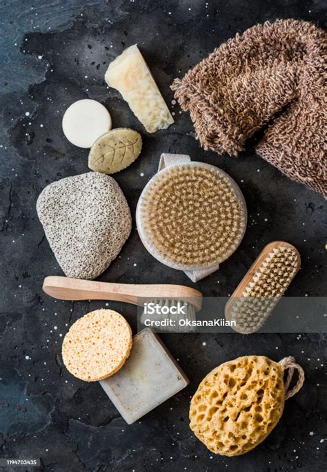 바디 스킨 케어 천연 강모 경석 수제 비누 어두운 배경에 스폰지 상단보기브러시 각질제거 돌에 대한 스톡 사진 및 기타 이미지