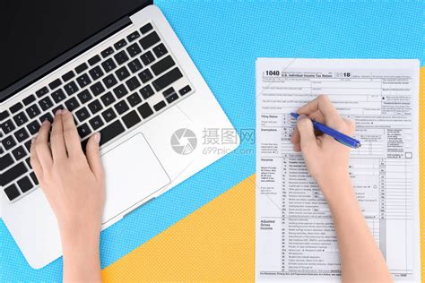 妇女打笔记本电脑和蓝色和黄色背景填充高清图片下载 正版图片503657397 摄图网