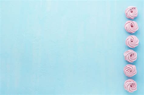 분홍색 마 시 멜로와 창조적 인 음식 이랑 파란색 배경에 있습니다 0명에 대한 스톡 사진 및 기타 이미지 0명 공휴일