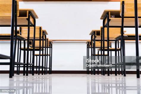 고등학교 태국에서 중등 교육의 수업을 공부하기위한 책상 의자 철 나무 화이트 보드학교 빈 교실 이나 강의실 인테리어 학습 및