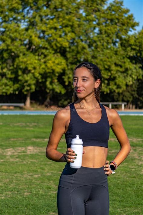 Bella Ragazza Magra Vestita Di Abbigliamento Sportivo Avvincente Con