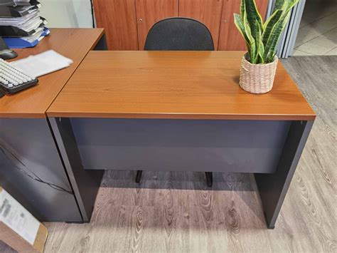 Πωλούνται 4 γραφεία εκ των οποίων είναι 1 μεγάλο και 3 μικρά και 1 βιβλιοθήκη Έπιπλα