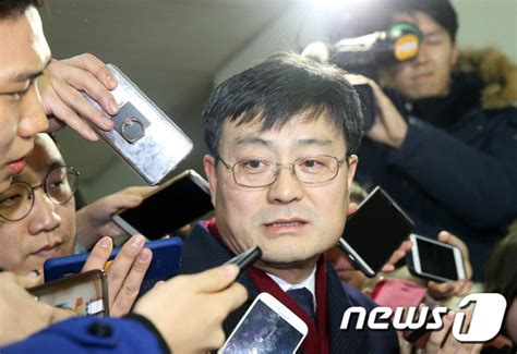 참고인 신분으로 특검 출석하는 송수근 차관 뉴스1