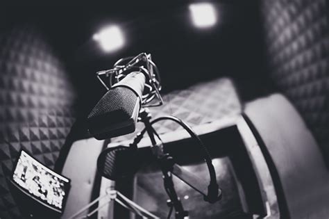 방송 팟 캐스트 음악에 녹음 스튜디오에서 콘덴서 마이크의 클로즈업 라디오 방송국 방송 스튜디오 팟캐스팅에 대한 스톡 사진 및