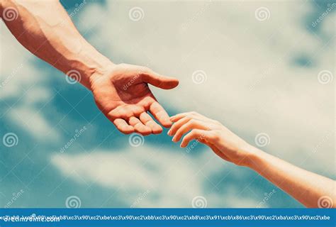 Dando Uma Mão Emprestando Ajuda Mãos Do Homem E Da Mulher Que Se