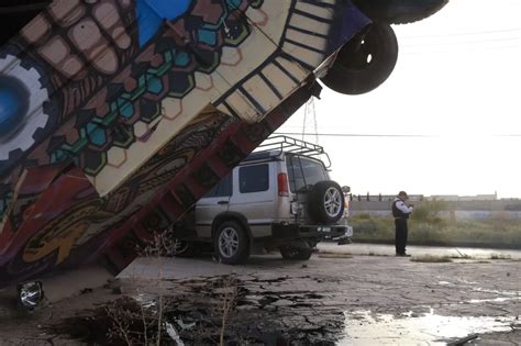 Estrella Su Camioneta Contra Rutera Del Monumento Ser Fronterizo