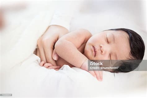 침대에 가까이 어머니의 손에 누워 신생아 아기 소녀 사랑과 가족의 개념 0 11 개월에 대한 스톡 사진 및 기타 이미지 0
