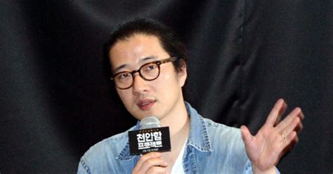 [경향포토]상영중단에 대한 입장 밝히는 천안함프로젝트 백승우 감독