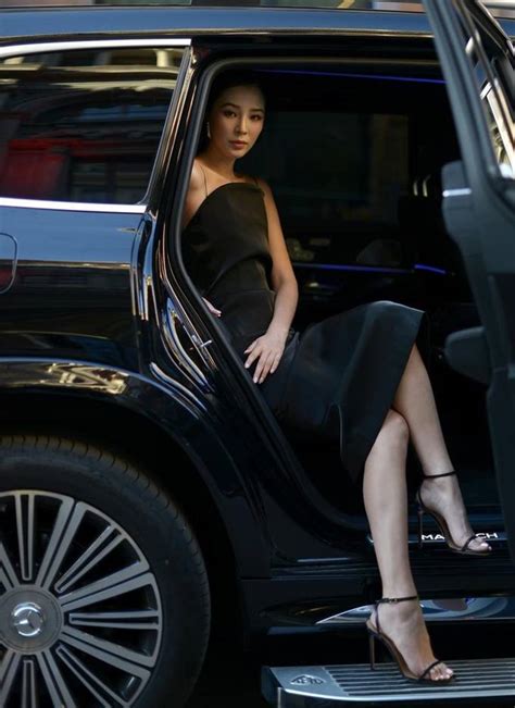 패션엔 모델 아이린 자동차와 숨멎 여신 밀라노 홀린 럭셔리 슬립 드레스룩