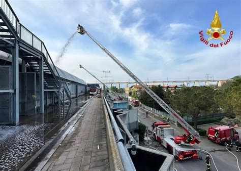 Incendio Al Centro Commerciale Le Vele Lo Spegnimento E La Bonifica