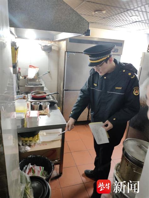 南京鼓楼城管开展生活垃圾倾倒专项检查环境进行了辖区