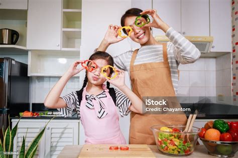 건강한 음식을 준비하고 재미있게 지내는 어머니와 아이의 사랑스러운 순간 10 11세에 대한 스톡 사진 및 기타 이미지 10