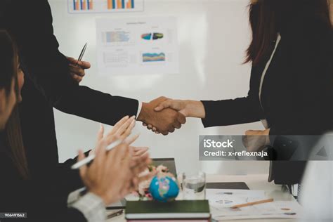 비즈니스 사람들이 핸드셰이킹 성공적인 비즈니스 모임 후 계약 개념 가리키기에 대한 스톡 사진 및 기타 이미지 가리키기 개념