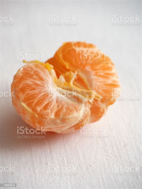 아침 빛에 흰색 배경에 녹색 잎 신선한 육즙 밝은 귤 0명에 대한 스톡 사진 및 기타 이미지 0명 감귤 감귤류 과일
