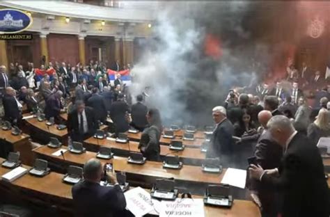 Bătaie în Parlamentul Serbiei torțe aprinse sticle aruncate și bătaie generală între parlamentari