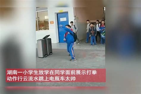 小学生放学下楼打一套组合拳，后空翻吸晴无数，最后一个动作帅炸动作
