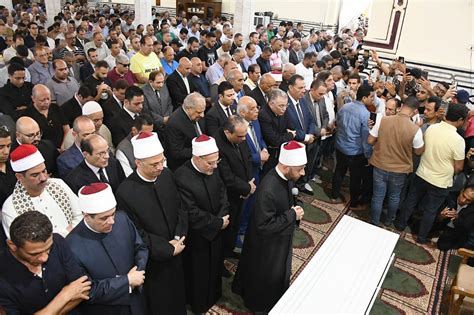 وزير الأوقاف يؤم صلاة الجنازة على وزير الأوقاف الأسبق صور