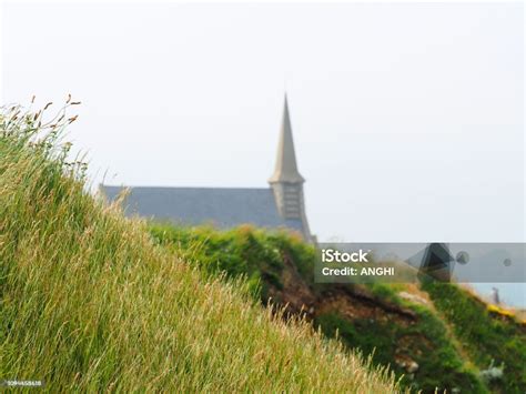 산 잔디 전경입니다 전형적인 노르만 교회 절벽 노르망디 프랑스에에서 절벽 위에 샤 노트르담 드 라가 르 드 화창한 날에 그림 같은 풍경 0명에 대한 스톡 사진 및 기타