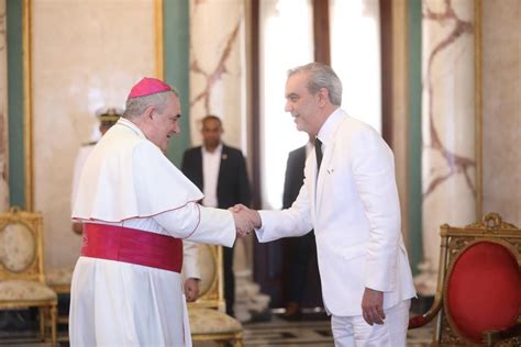 Luis Abinader recibe cartas credenciales del nuncio apostólico y de
