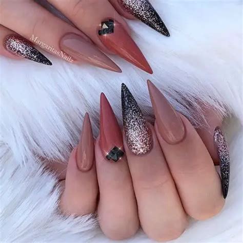 Diseños de Hermosas Uñas Decoradas con Pedrería