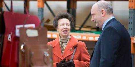 여왕의 딸 앤 공주 위기에 빠진 영국 패션기업에 격려 메시지 패션엔