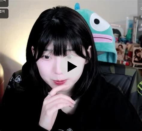 피부 하얀거는 진짜 개사기인 것 같음 치지직 에펨코리아