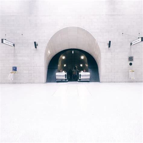 Premium Photo Empty Subway Platform