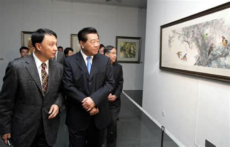贾庆林观看王明明画展