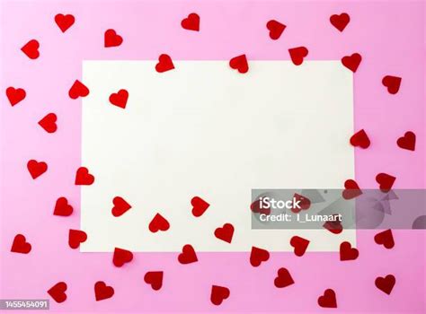 복사 공간이 있는 빈 용지 카드 분홍색 배경에 빨간 하트 발렌타인 데이의 개념 플랫 레이 복사 공간 개념에 대한 스톡 사진 및