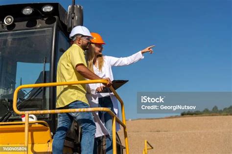 재활용을 위해 준비된 종이 플라스틱 및 금속 폐기물 더미 재활용 공장 18 19세에 대한 스톡 사진 및 기타 이미지 18 19세 25 29세 2명 Istock